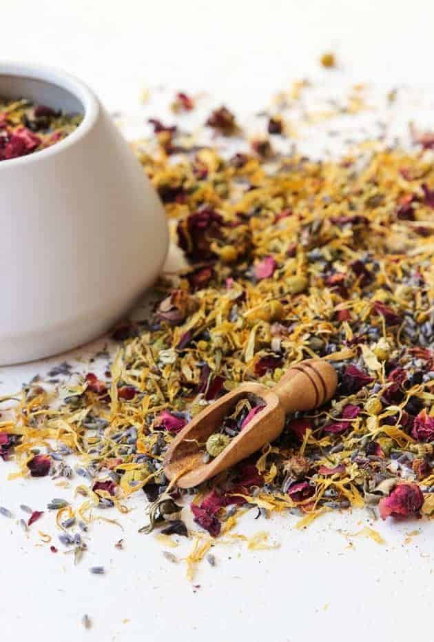 8 Giftable DIY Projects You Can Make With Dried Flowers Hello Glow 8-giftable-diy-projects-you-can-make-with-dried-flowers-hello-glow